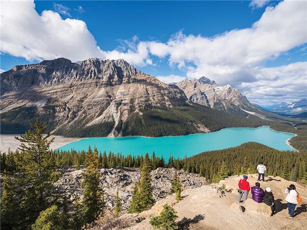 Canadian Rockies and Northern Lights tour | Responsible Travel
